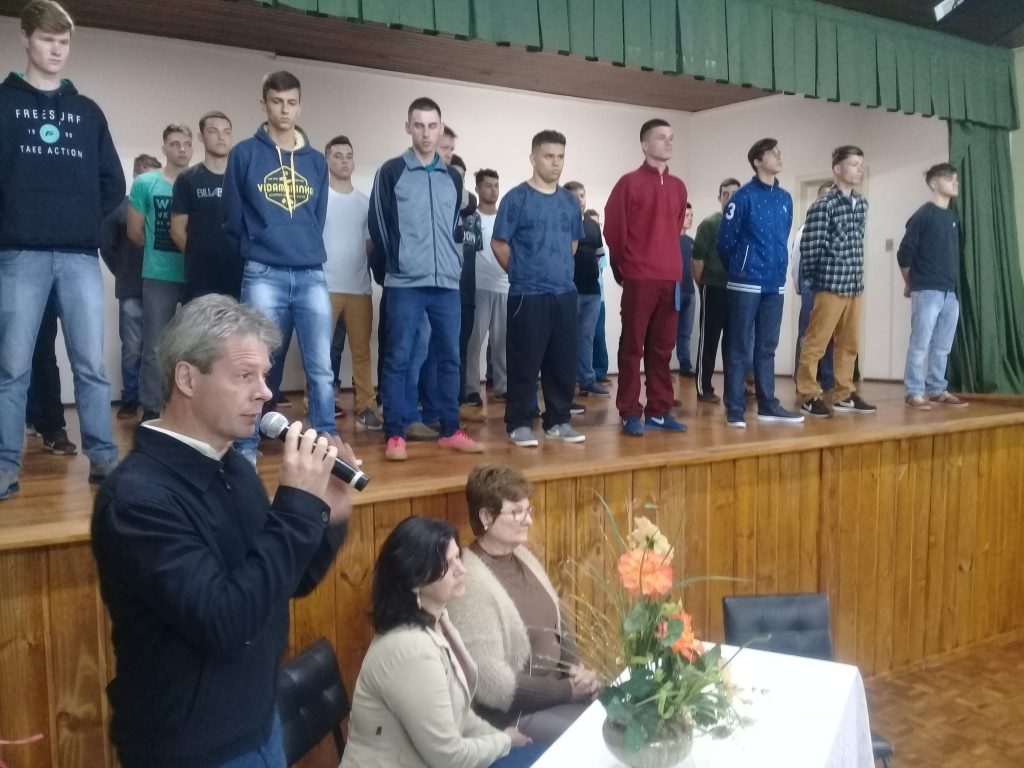 TRINTA E DOIS JOVENS NO JURAMENTO À BANDEIRA | Prefeitura de Mato Leitão